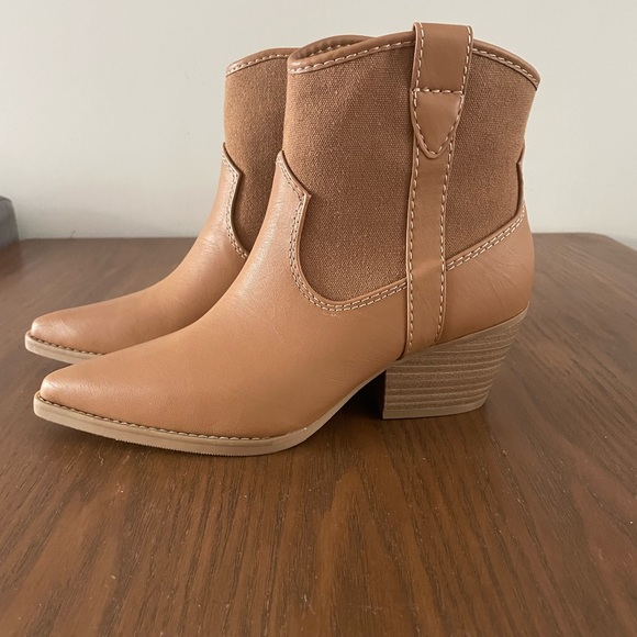 Universal Thread | Shoes | Universal Threads Tan Ankle Boot Size 75 ...